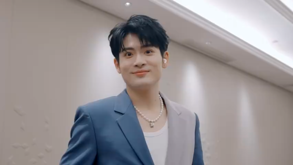 [力丸｜Rikimaru]INTO1力丸最新一期未知周刊cut杭州纯真见面会幕后花絮_哔哩哔哩_bilibili