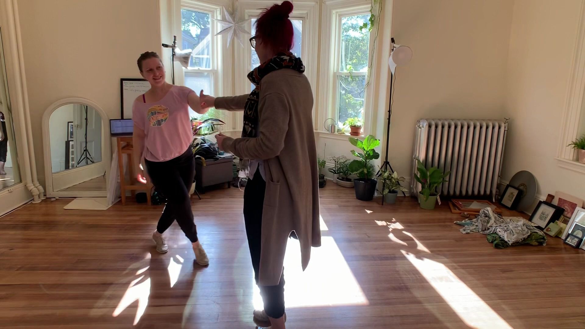 Julie and Ruth Improvise Freestyle Ballroomin Blues Dance_哔哩哔哩_bilibili