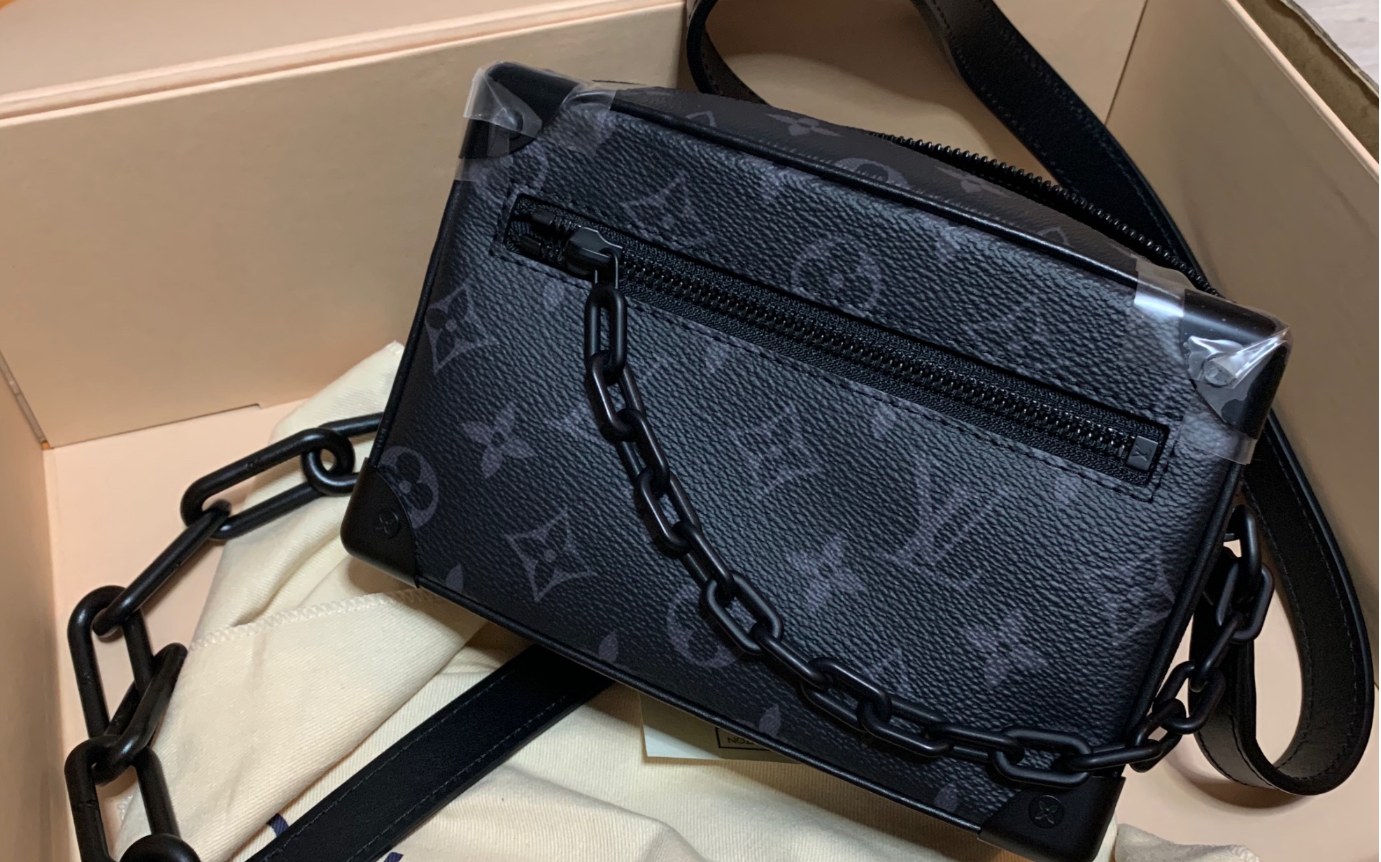 开箱｜新到了一只LV的mini soft trunk，LV家老本行就是做箱子的，这只软箱子真的太绝啦！又A又飒！_哔哩哔哩_bilibili