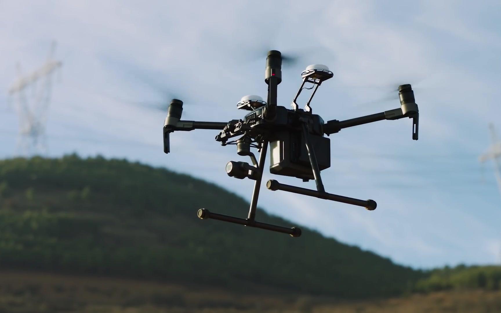 DJI大疆经纬M200型工业级无人机正在电力巡检～英文版_哔哩哔哩_bilibili