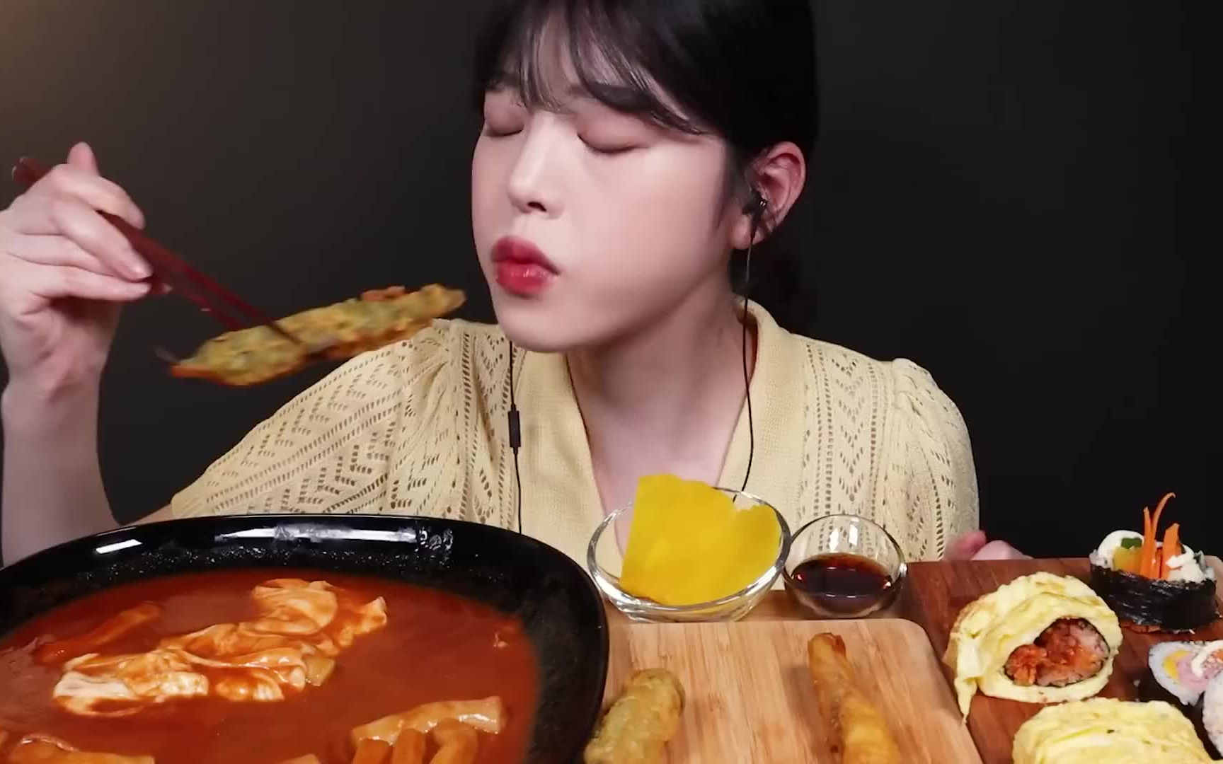 【Boki 字幕版】香辣芝士炒年糕搭配酥脆的炸物、鸡蛋香肠紫菜包饭吃播-隐居在温哥华-隐居在温哥华-哔哩哔哩视频