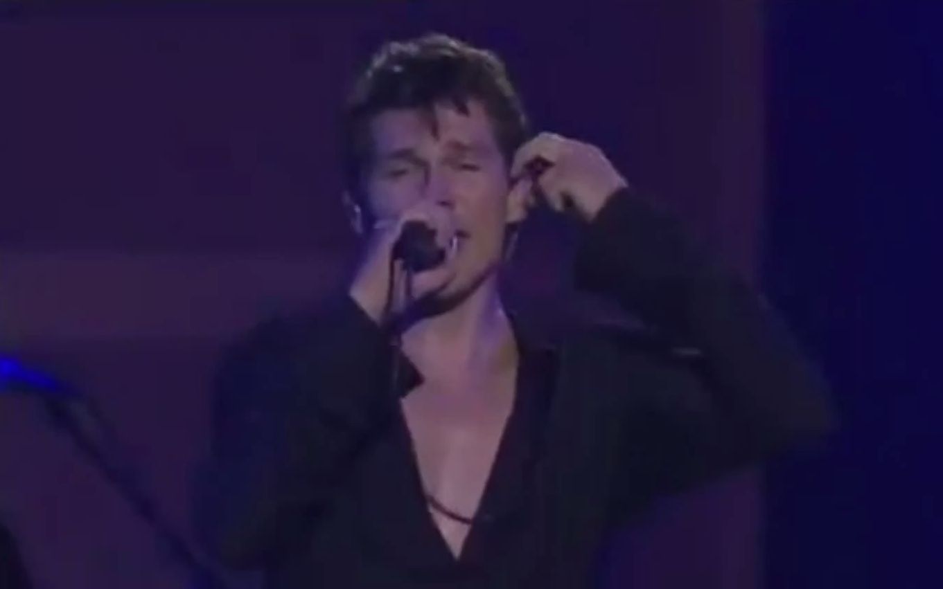 【80s时代经典】A-ha - Take on Me (Live Vallhall 2001)_哔哩哔哩_bilibili