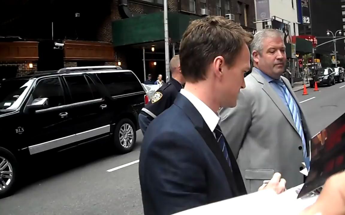 【NPH】Neil Patrick Harris 2012年纽约街头给粉丝签名_哔哩哔哩_bilibili