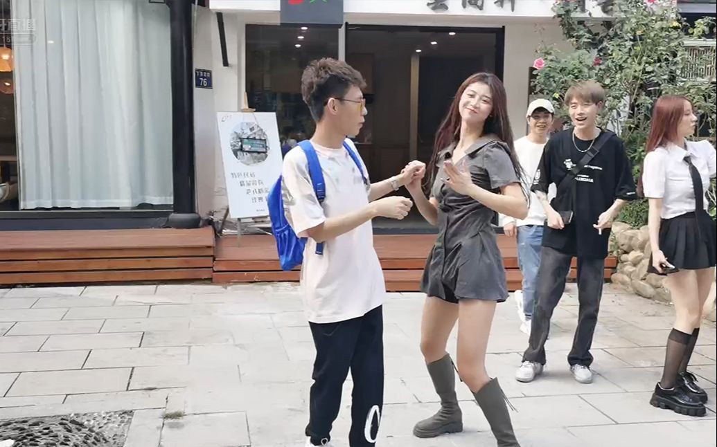 张嘉文户外被女人狠狠的玩弄,我兄弟好像完全不是对手啊? 哔哩哔哩