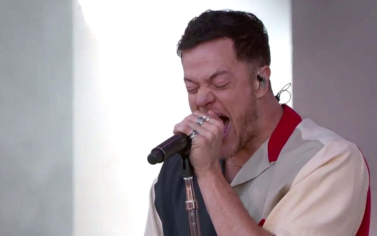 终于找到这首《Natural》的现场版了，万人合唱简直太燃了！_哔哩哔哩_bilibili