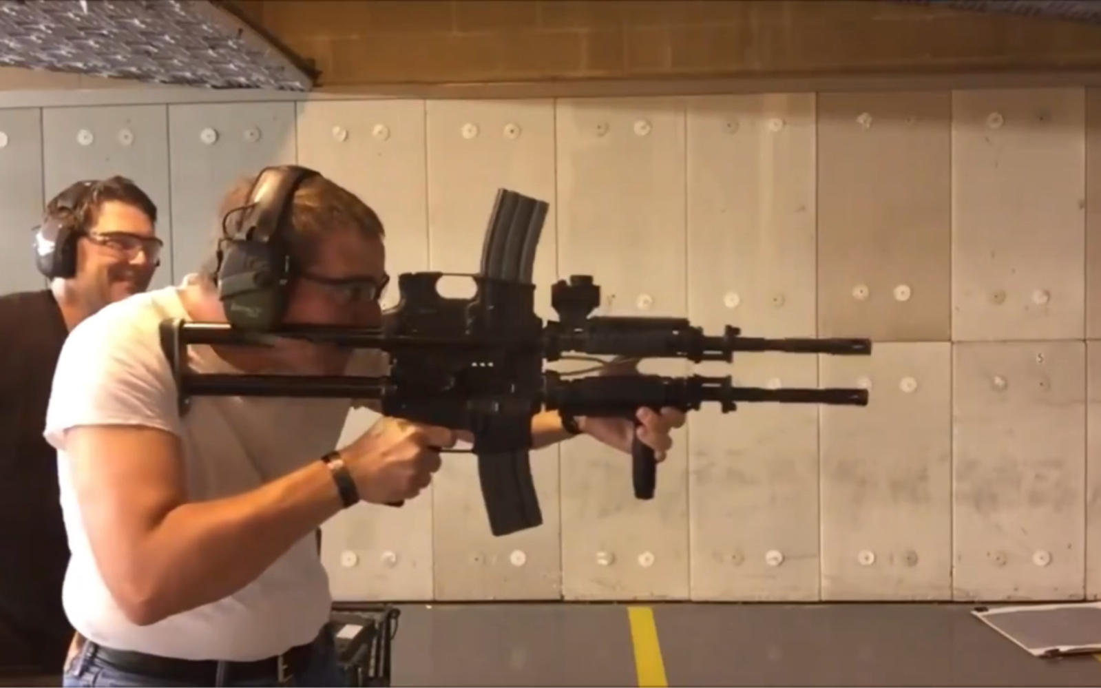 当你把两支M4合在一起，就得到了M8 - 哔哩哔哩