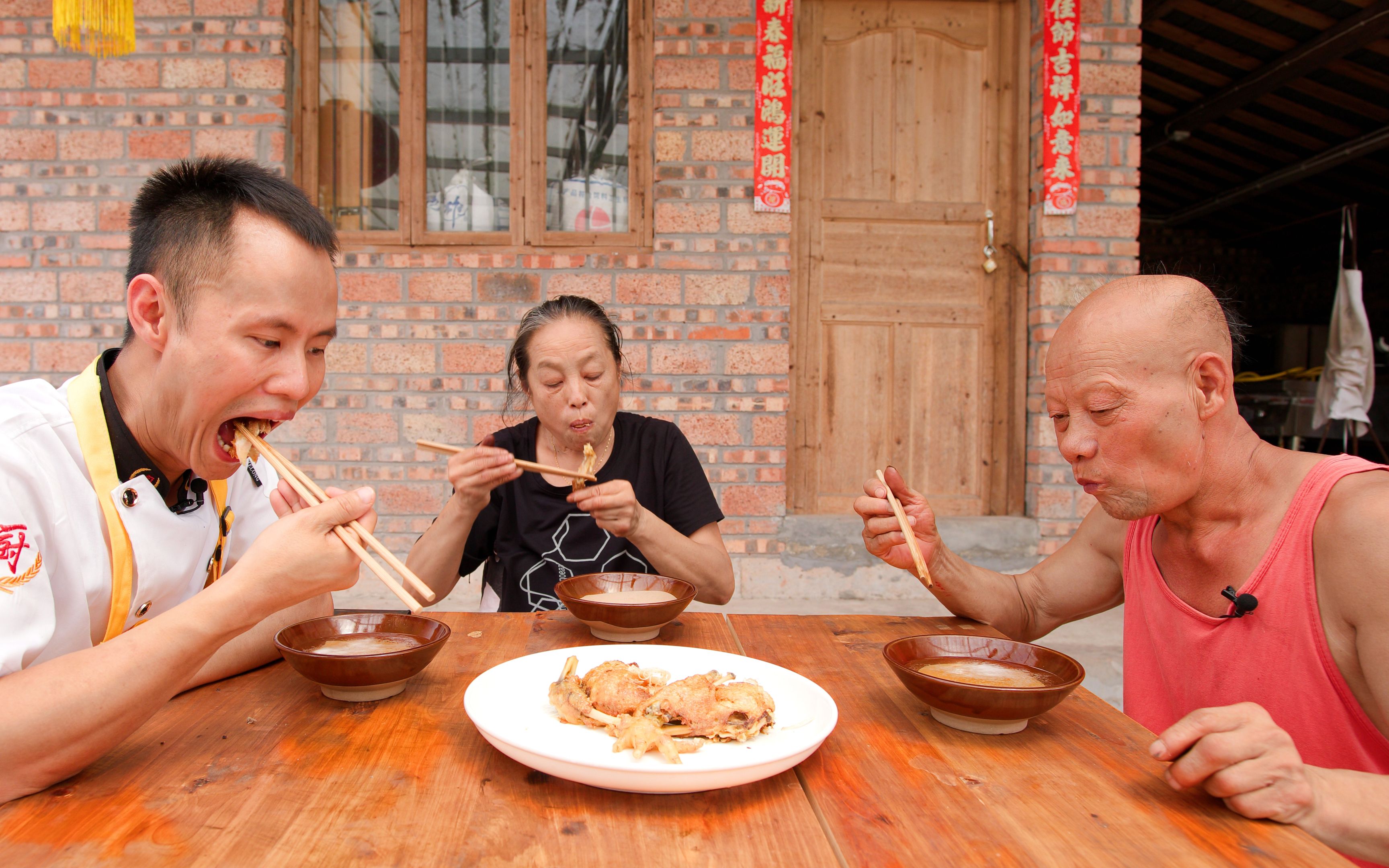 给四伯爷做“香酥鸡”，外脆里嫩，脱骨入味，秘诀是先蒸后炸 哔哩哔哩 