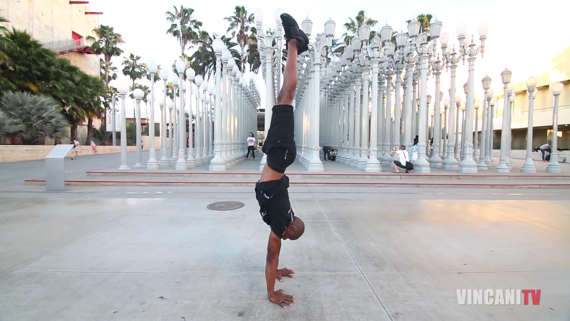 Learn How To Hold A Handstand _ CYBERYOGA _ Handstand Tutorial_哔哩哔哩 ...