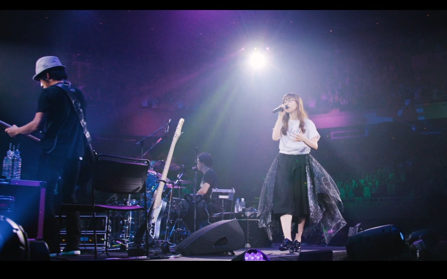 Aimer - ONE (2017 Live in 武道館 blanc et noir)_哔哩哔哩_bilibili
