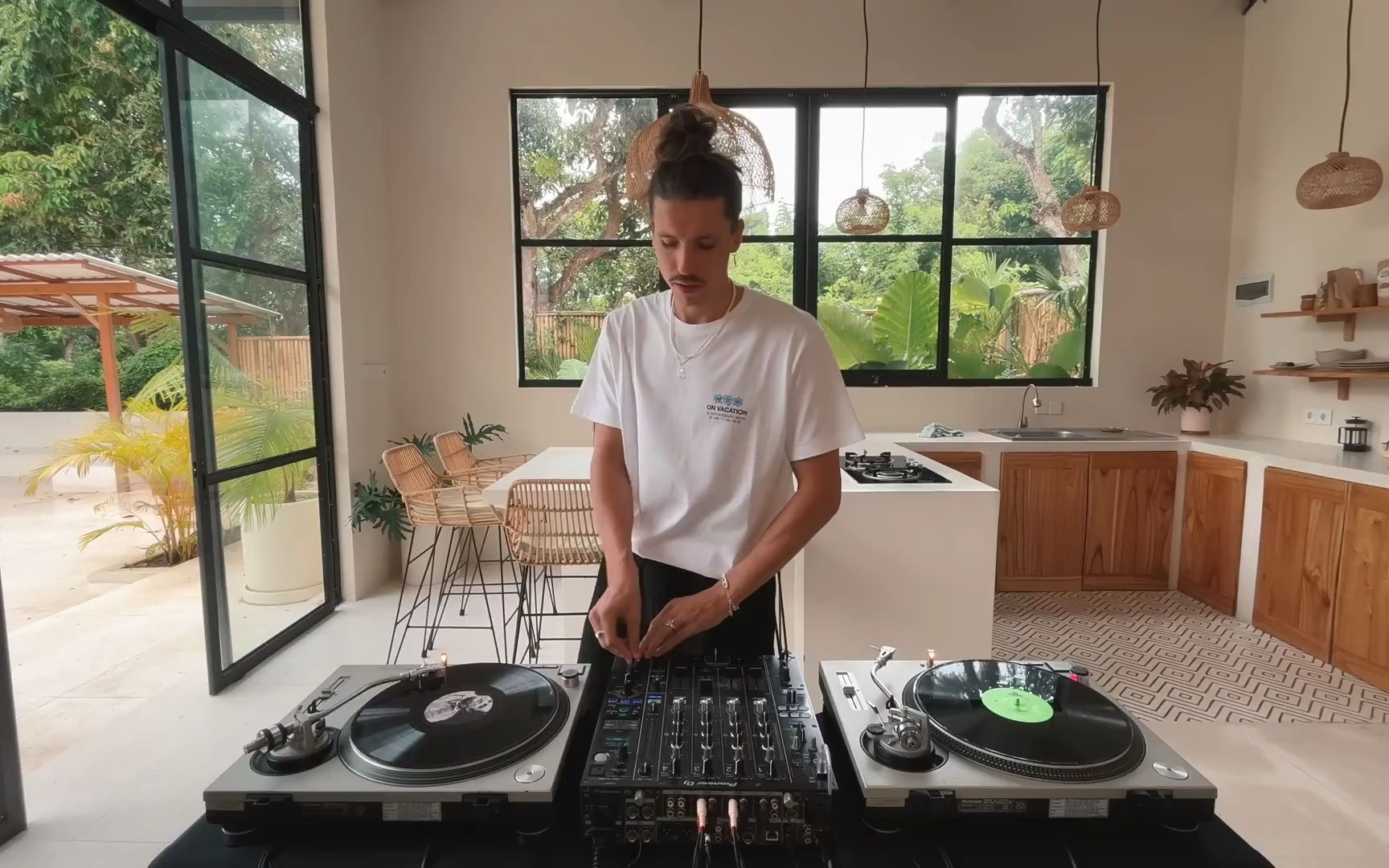 听 Tinzo 分享的舒适夜晚派对 Deep House | Book Club Radio