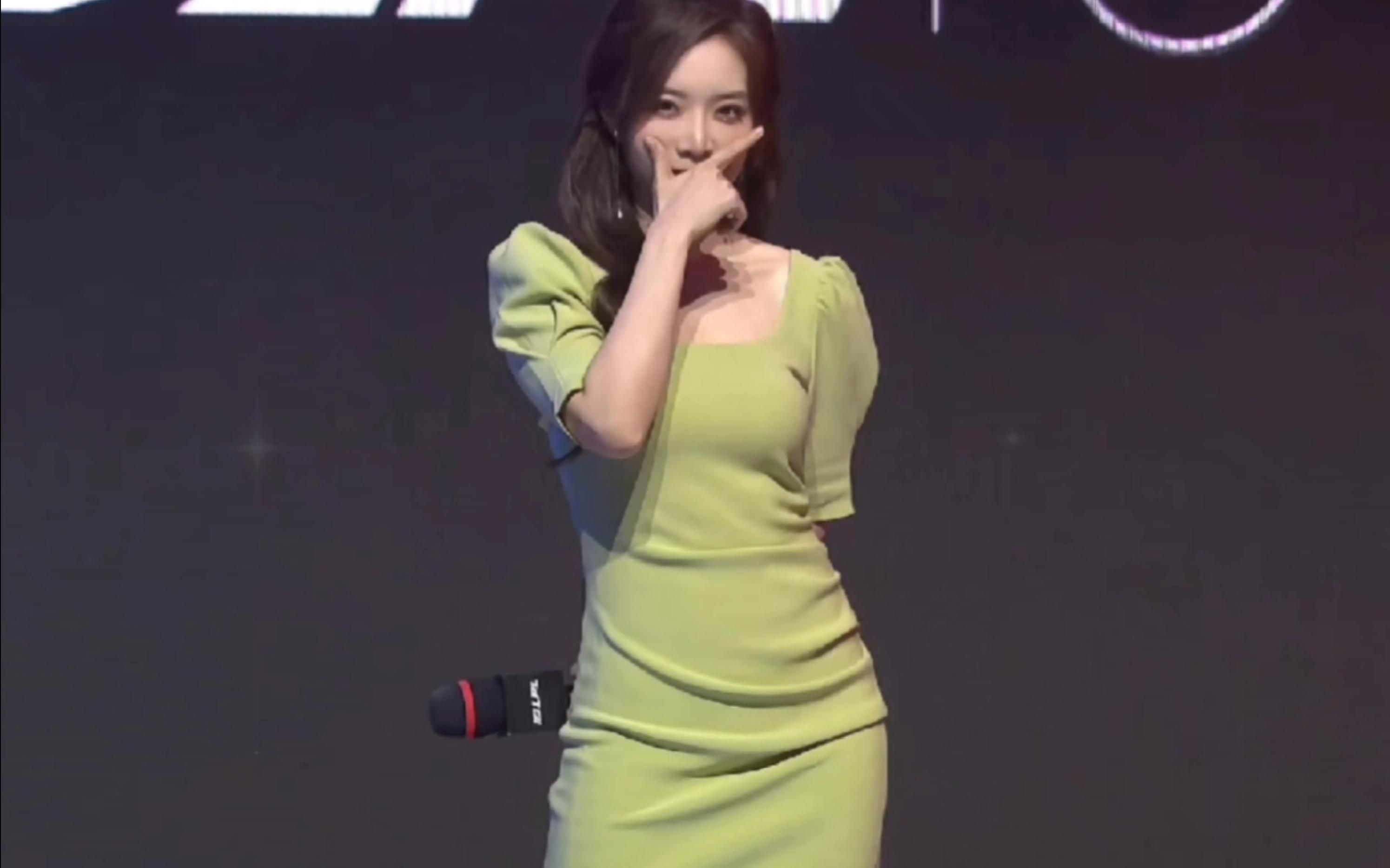 余霜：邪魅化身，魔仙迪巴拉，俘获全场！LPL主持，开场pose（超清纯享版）横屏 - 哔哩哔哩