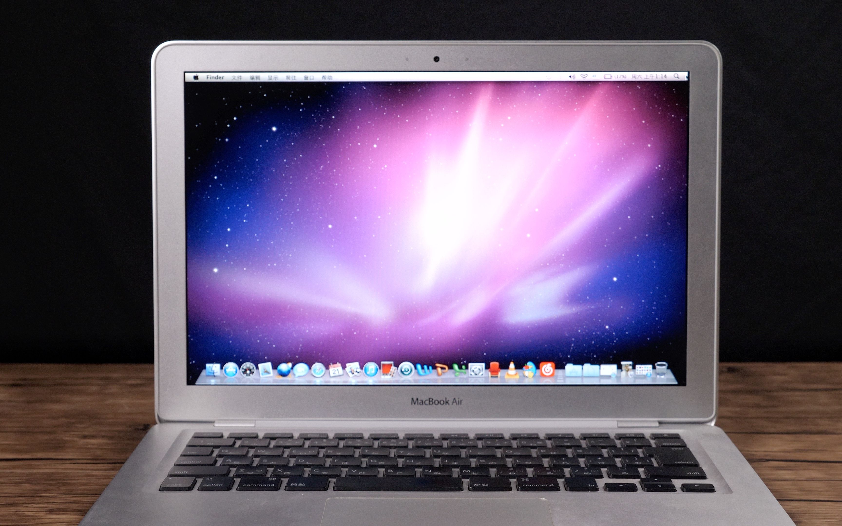 【初代MacBook Air】是一代传奇，也是苹果争议最大的产品之一 - 哔哩哔哩