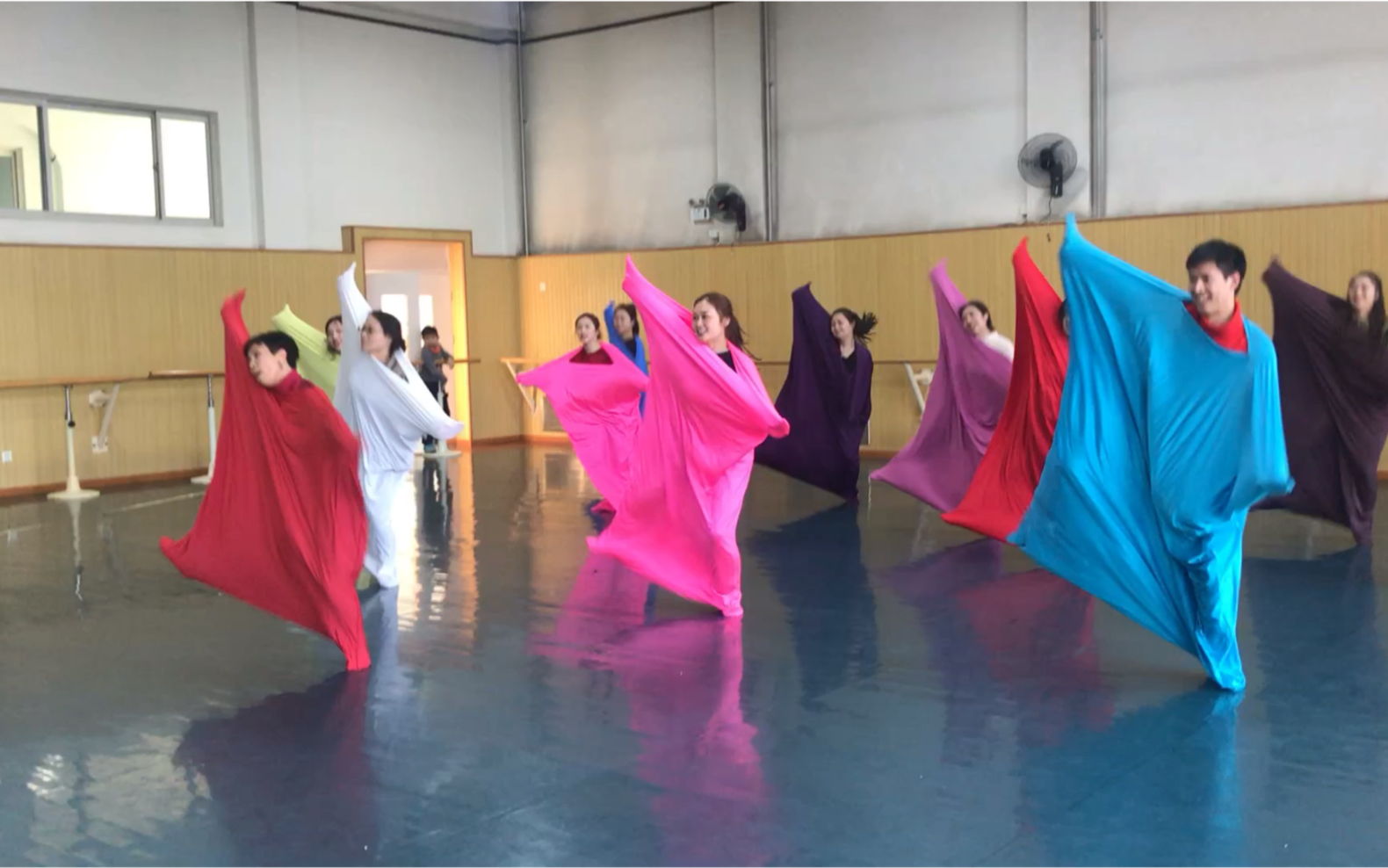 【年会节目创意】lip sync silly sacks（创意被套舞，提供bgm）