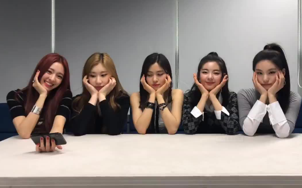 [中字] ITZY成员们的吐槽和自述现场_哔哩哔哩_bilibili