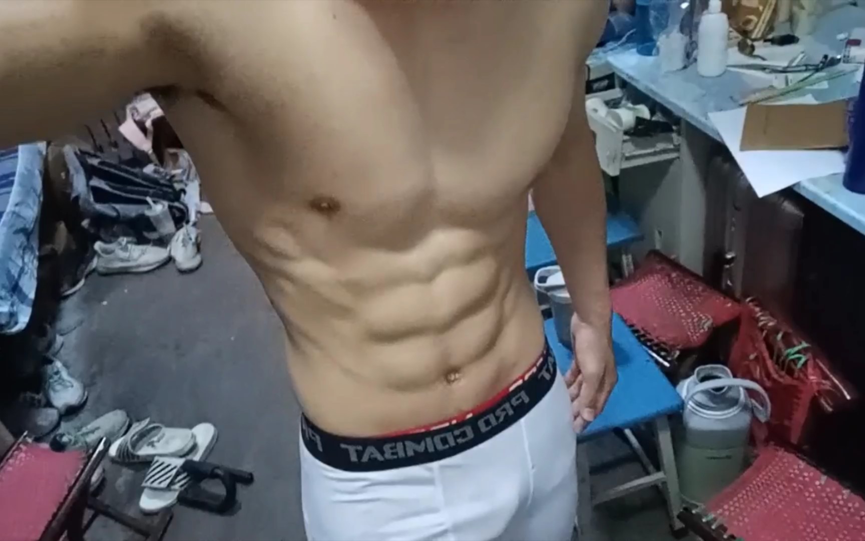 体育生宿舍白白腹肌~_哔哩哔哩_bilibili