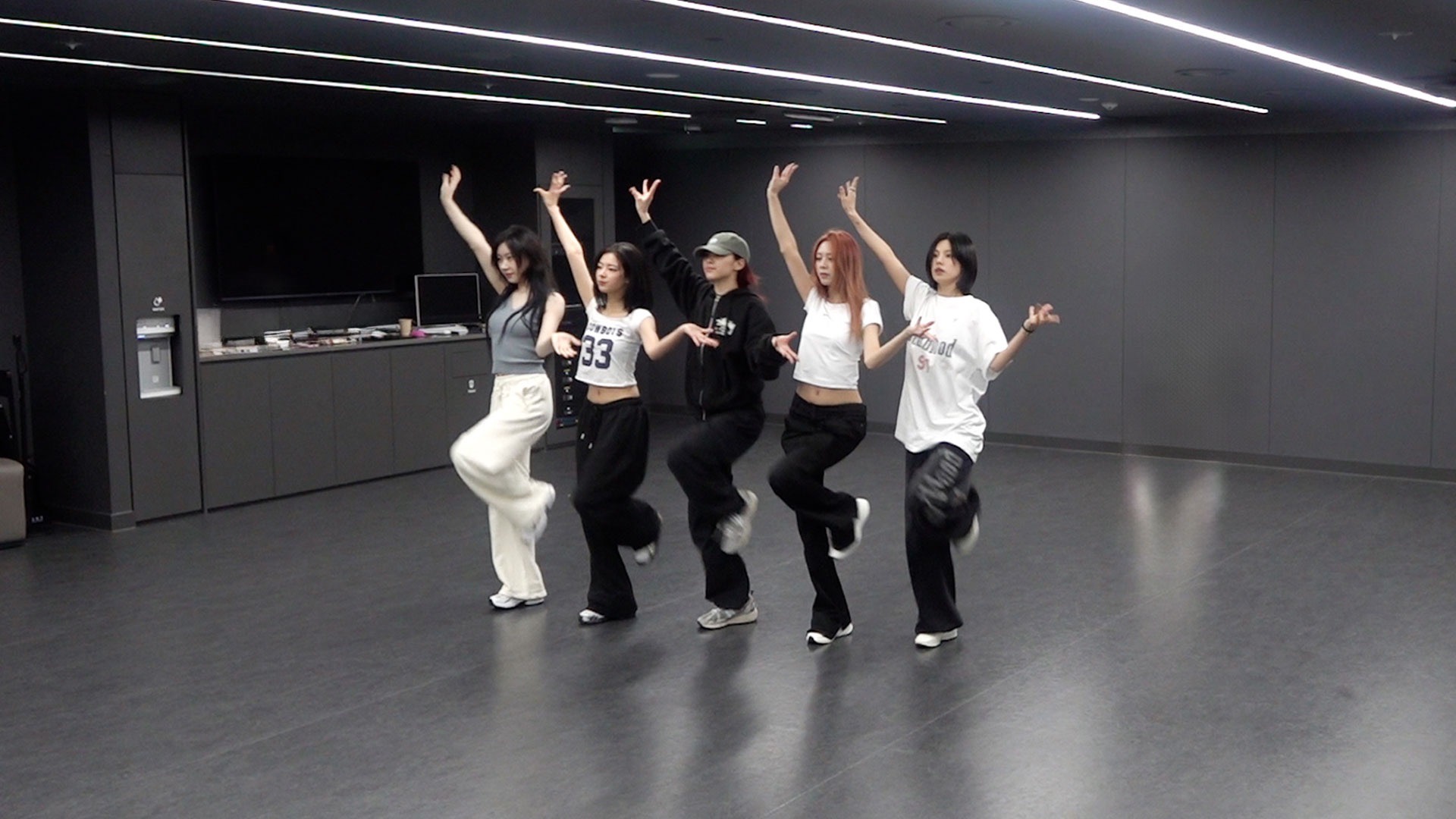 【ITZY】"Girls Will Be Girls", "Kiss & Tell" Dance Practice Behind-ITZY ...
