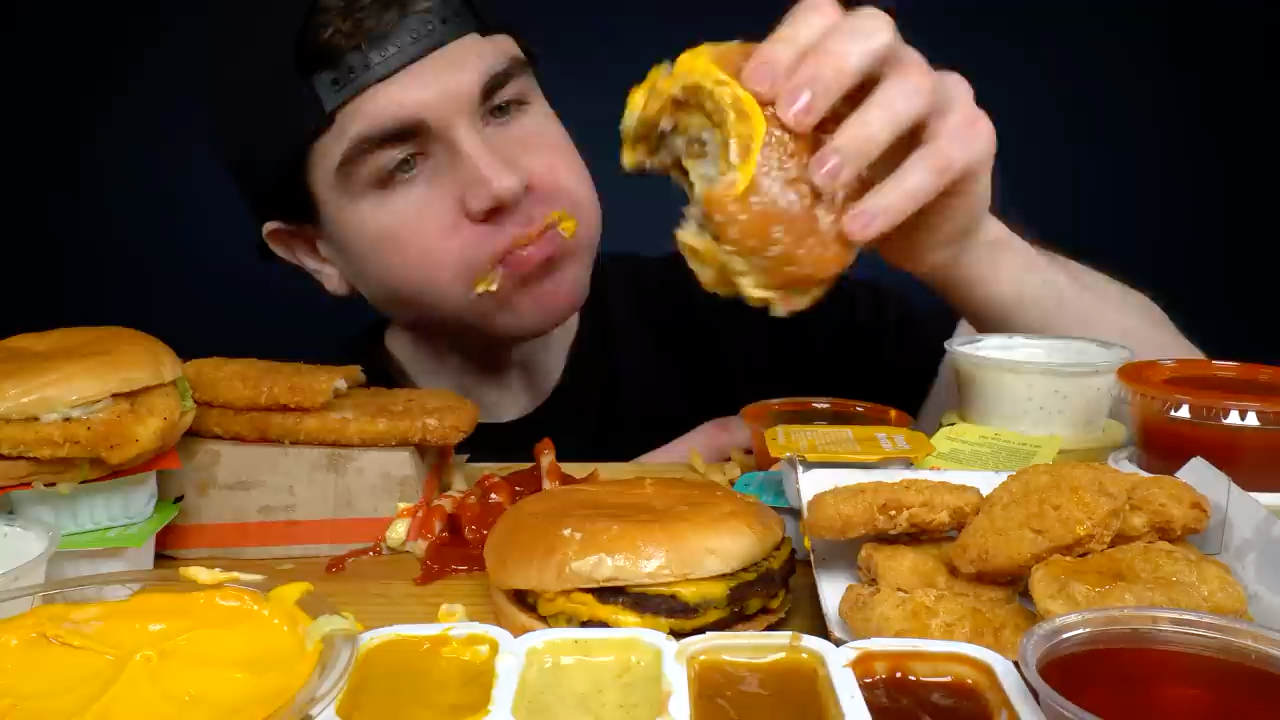 【Magic Mikey】吃汉堡和薯饼配奶酪酱-小火车翁翁翁-小火车翁翁翁-哔哩哔哩视频