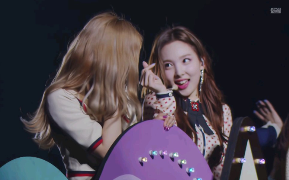 【4K 60帧】【TWICE】“Pink Lemonade”东京巨蛋演唱会舞台_哔哩哔哩_bilibili