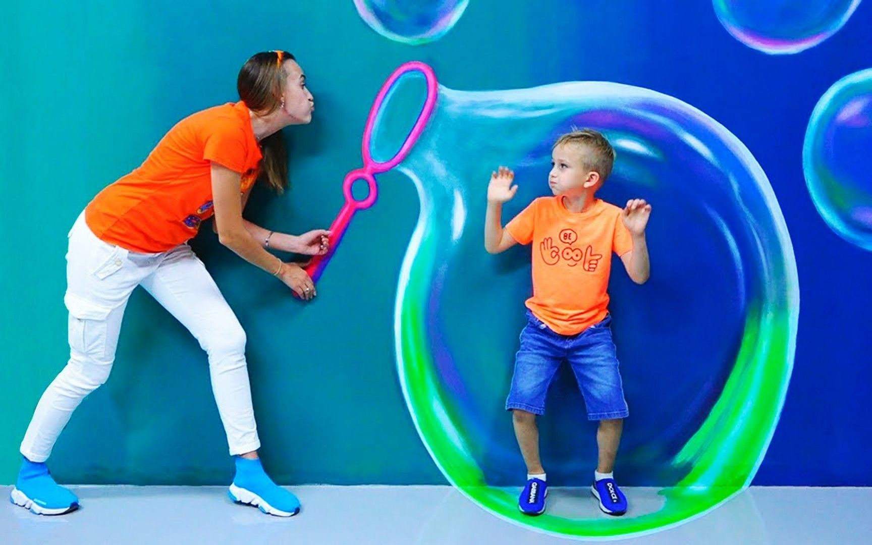 尼基兄弟：妈妈吹了一个无敌大泡泡把尼基包围，他该怎么出来呢？-尼基兄弟-尼基兄弟-哔哩哔哩视频