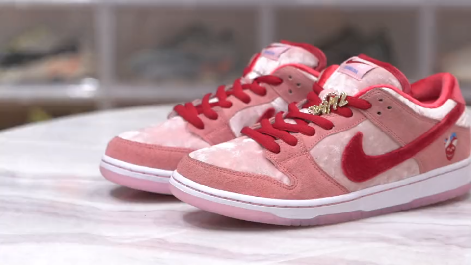 Strange Love x SB Dunk Low 情人节 限定展示_哔哩哔哩_bilibili