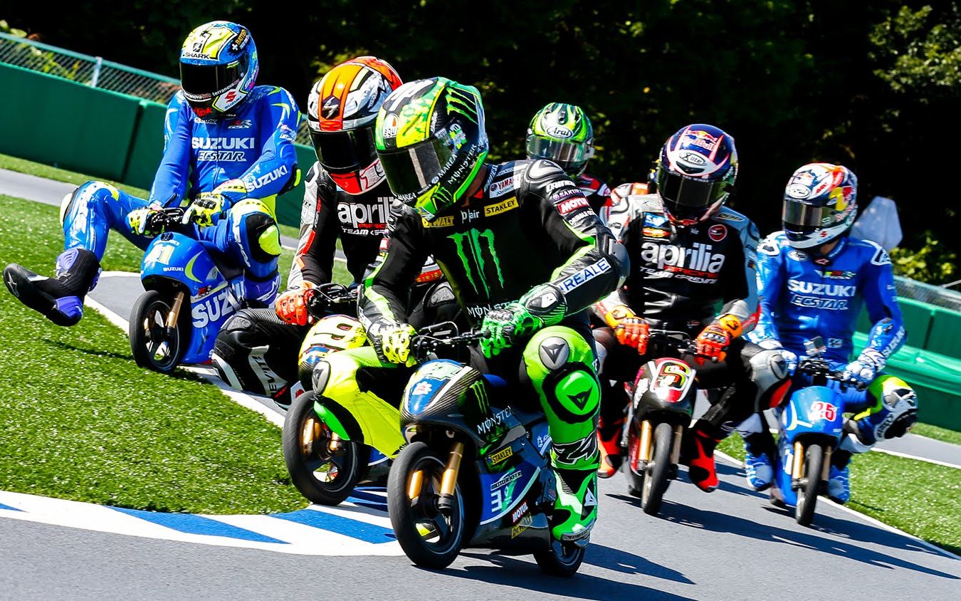 全球顶尖的moto gp车手，驾驶儿童迷你摩托车比赛？_哔哩哔哩_bilibili