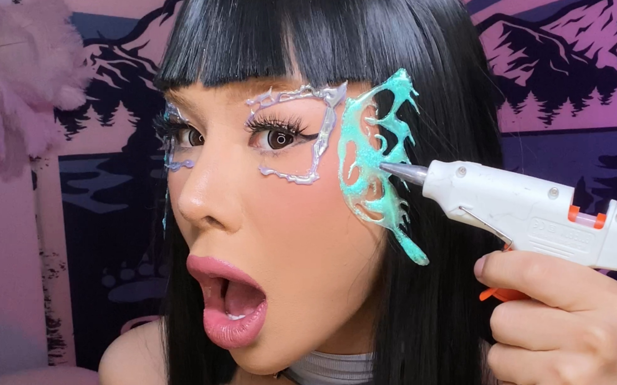 挑战外网爆火的热熔胶化妆！ 哔哩哔哩 