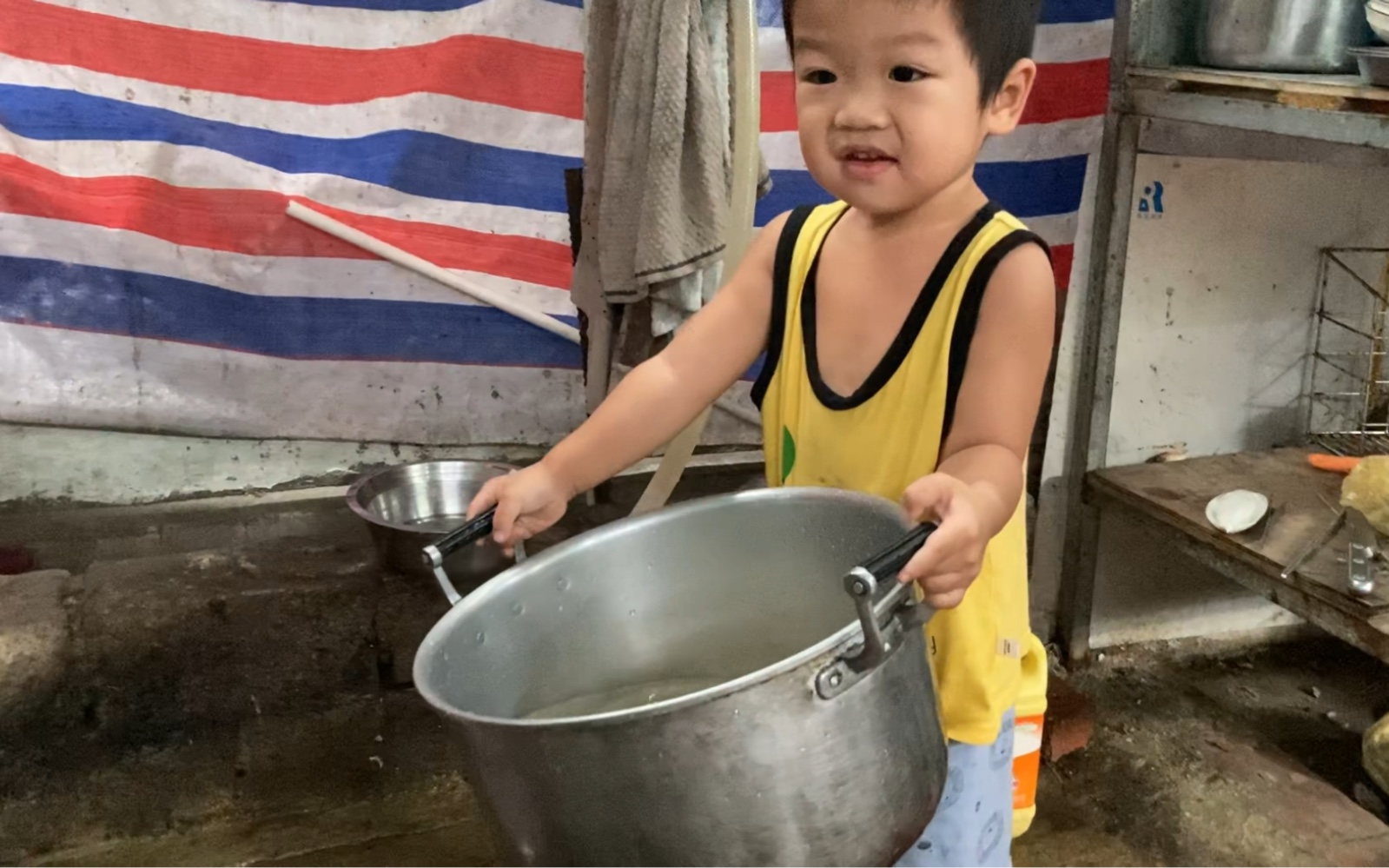 2歲多的孩子幹家務,媽媽不攔著他,會幹成什麼樣 哔哩哔哩