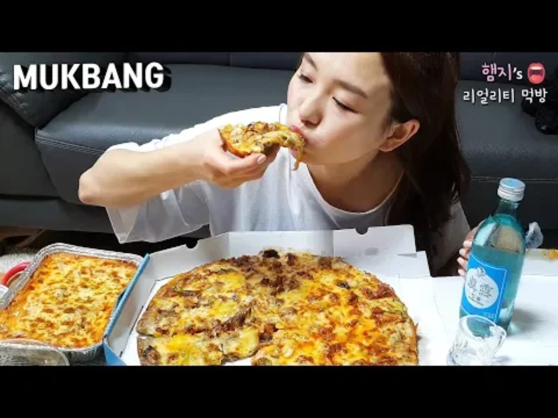 韩国小姐姐真实吃播：)披萨+烧酒 意外的幻想组合！！因为啤酒太占肚！！-hamzy美食博主搬运工-hamzy美食博主搬运工-哔哩哔哩视频