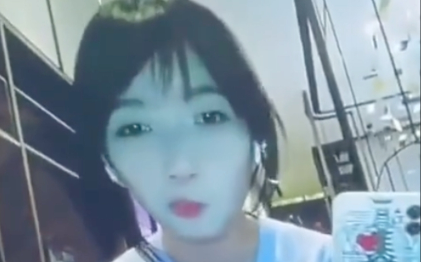 男扮女装的炫狗 - 哔哩哔哩