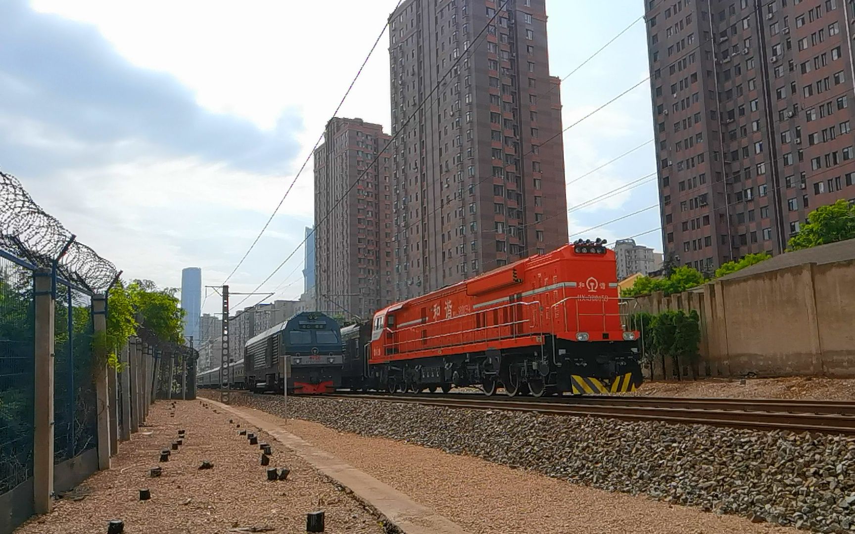 Up的铁路随拍407A------HXD3D-0008牵引K2083次；HXN3B与HXN3在区间的会车 - 视频下载 Video ...