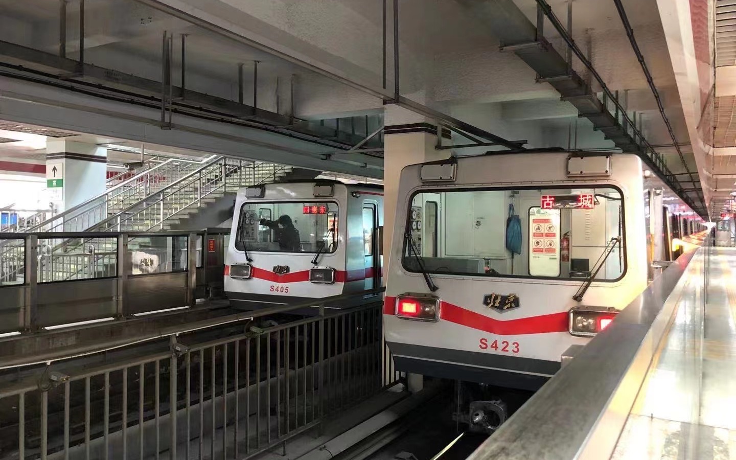 【北京地铁】1号线 一八贯通前开窗V四惠东连发珍贵影像 DKZ4G-S423/405（现01023/01005） - 视频下载 Video Downloader