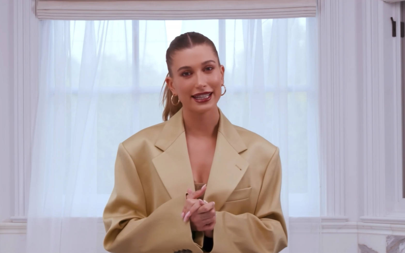 ｜海莉的油管频道who's in my bathroom 更新｜本期和嘉宾Normani一起打卡吃龙虾腿的快乐｜Hailey Bieber ...