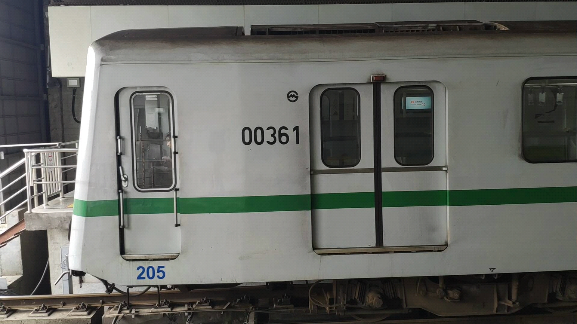 上海地铁2号线02A01型列车0205号车离开浦东国际机场站2号站台，进入折返线_哔哩哔哩_bilibili