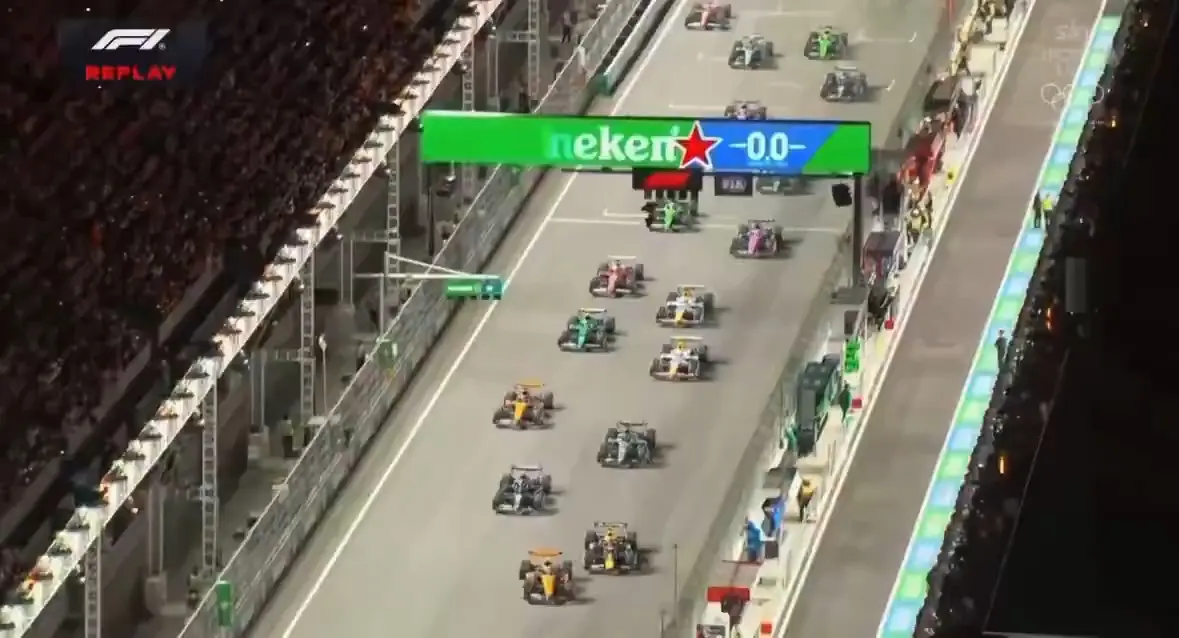 【F1】拉斯维加斯混乱发车！维斯塔潘巧夺p1，中游上演碰碰车_哔哩哔哩_bilibili
