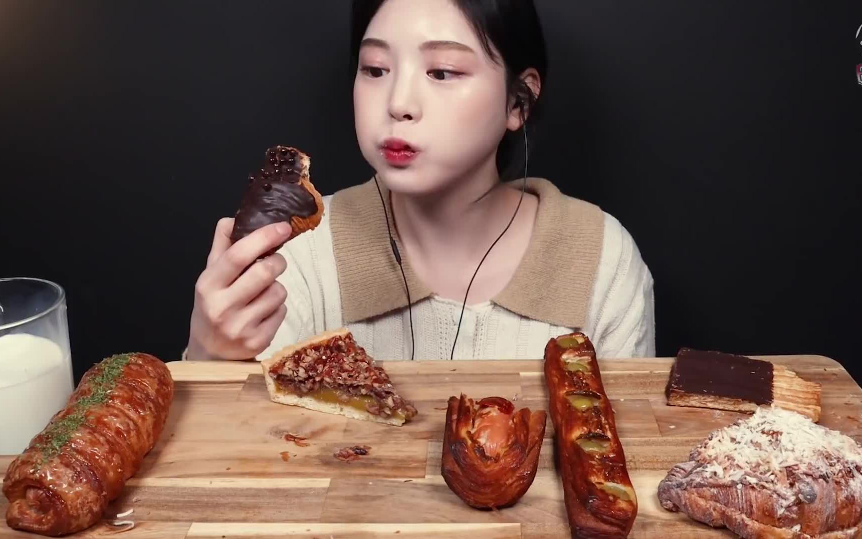 【Eat with Boki】2022.2.10 正常播放视频 | 烘焙食品、糕点、牛奶_哔哩哔哩_bilibili