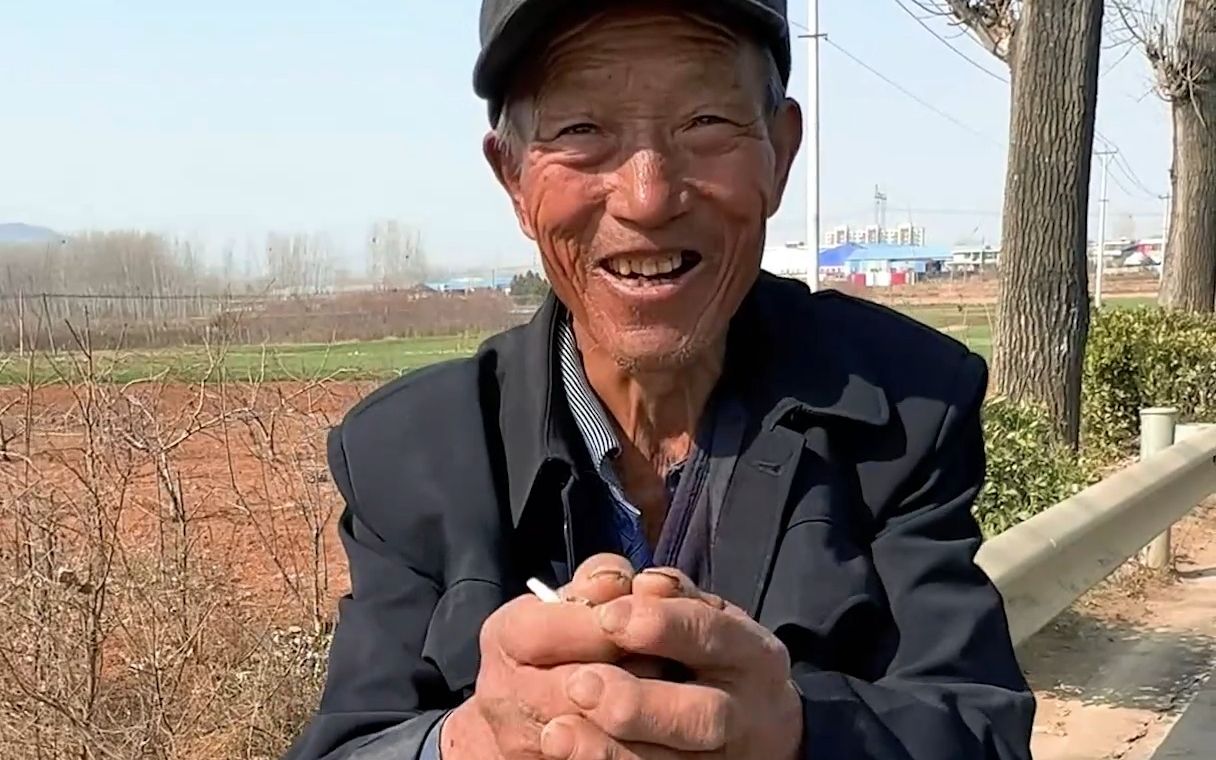 老人家赶集只卖了五块钱辣椒，他说：但凡我能干有钱，给我五块钱我也不去拿-丰味人生HFJT-丰味人生HFJT-哔哩哔哩视频