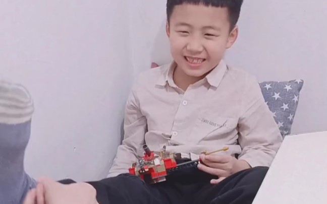 脱袜子挠脚心挑战不许笑