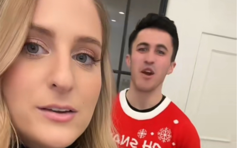 他嘴里能塞下一整个麦克风 - 哔哩哔哩