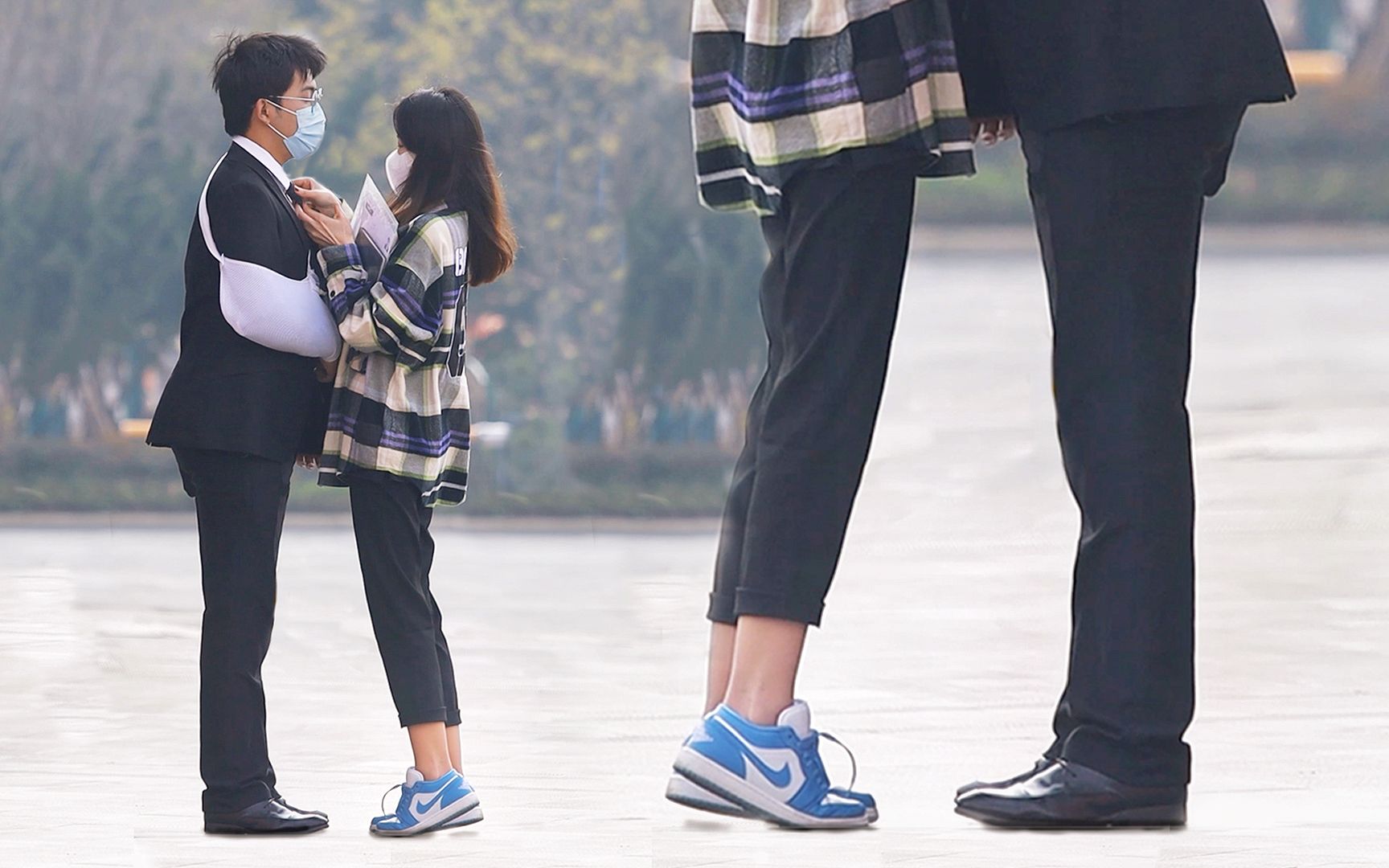 手受伤的男生面试前请路人帮忙系领带，路人耐心帮助并温暖鼓励-大树君-大树君-哔哩哔哩视频