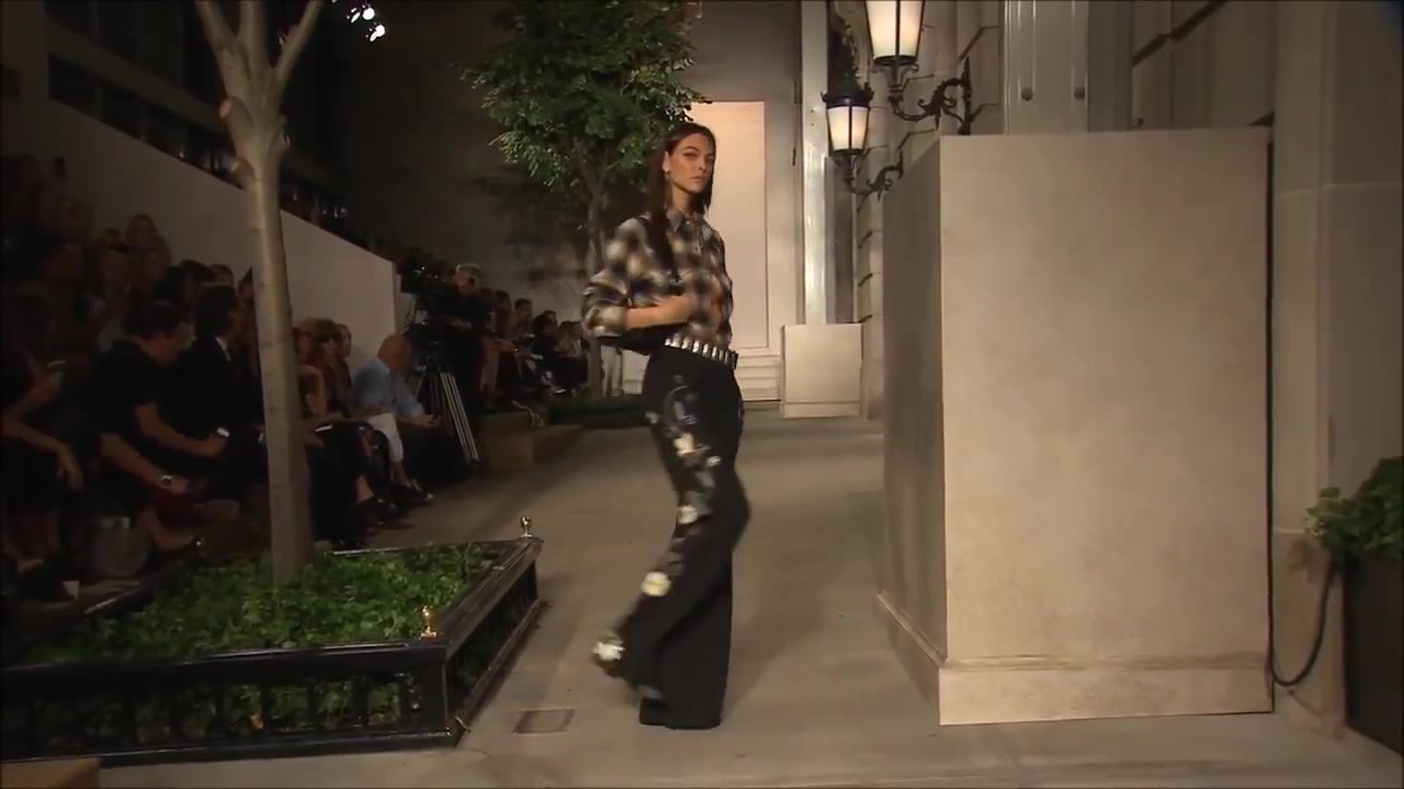 Vittoria Ceretti _ Best Of Runway - Compilation_哔哩哔哩_bilibili