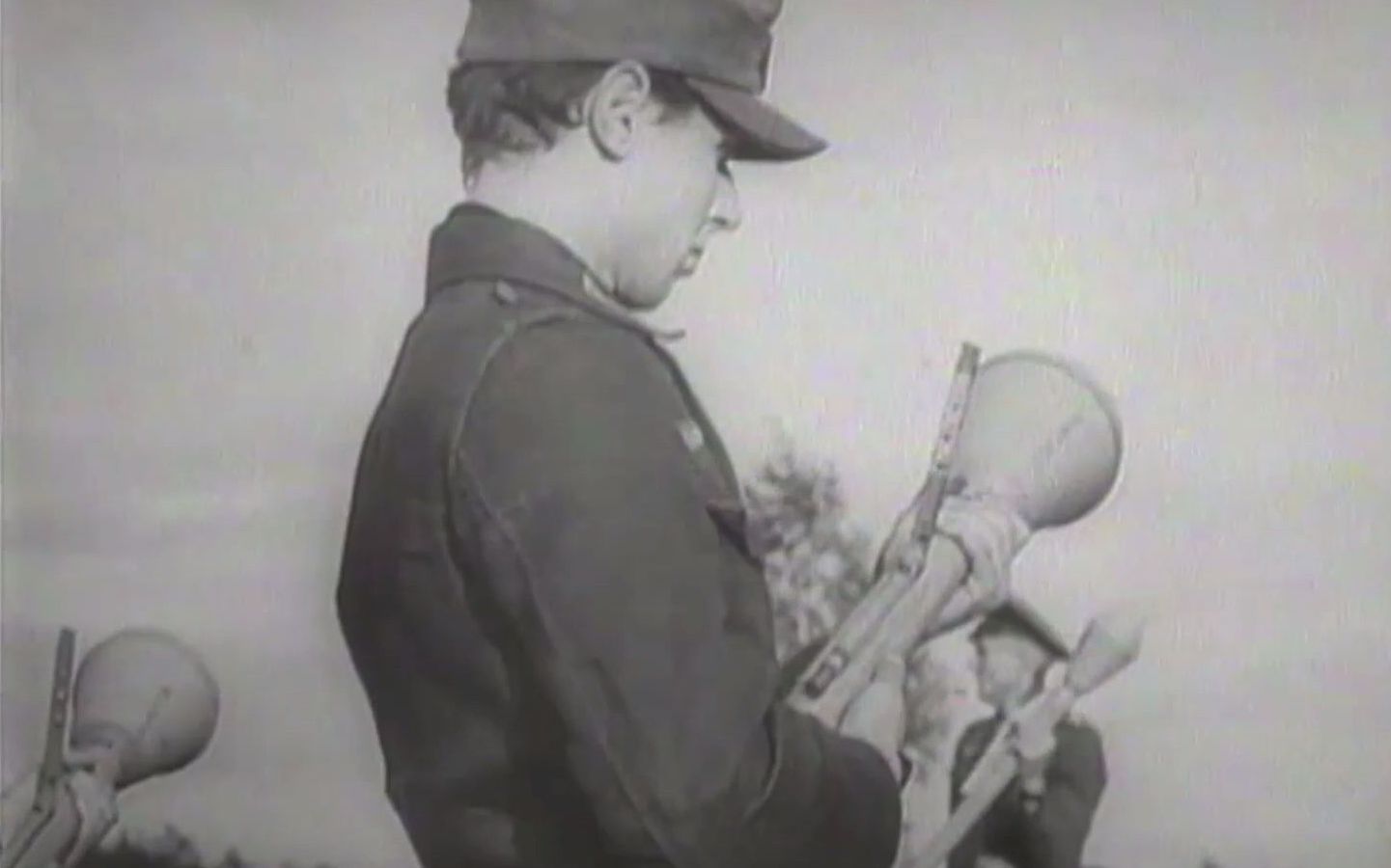 德国军队使用 Panzerfaust、Faustpatrone、Panzerschreck 和突击步枪 44 进行训练_哔哩哔哩_bilibili