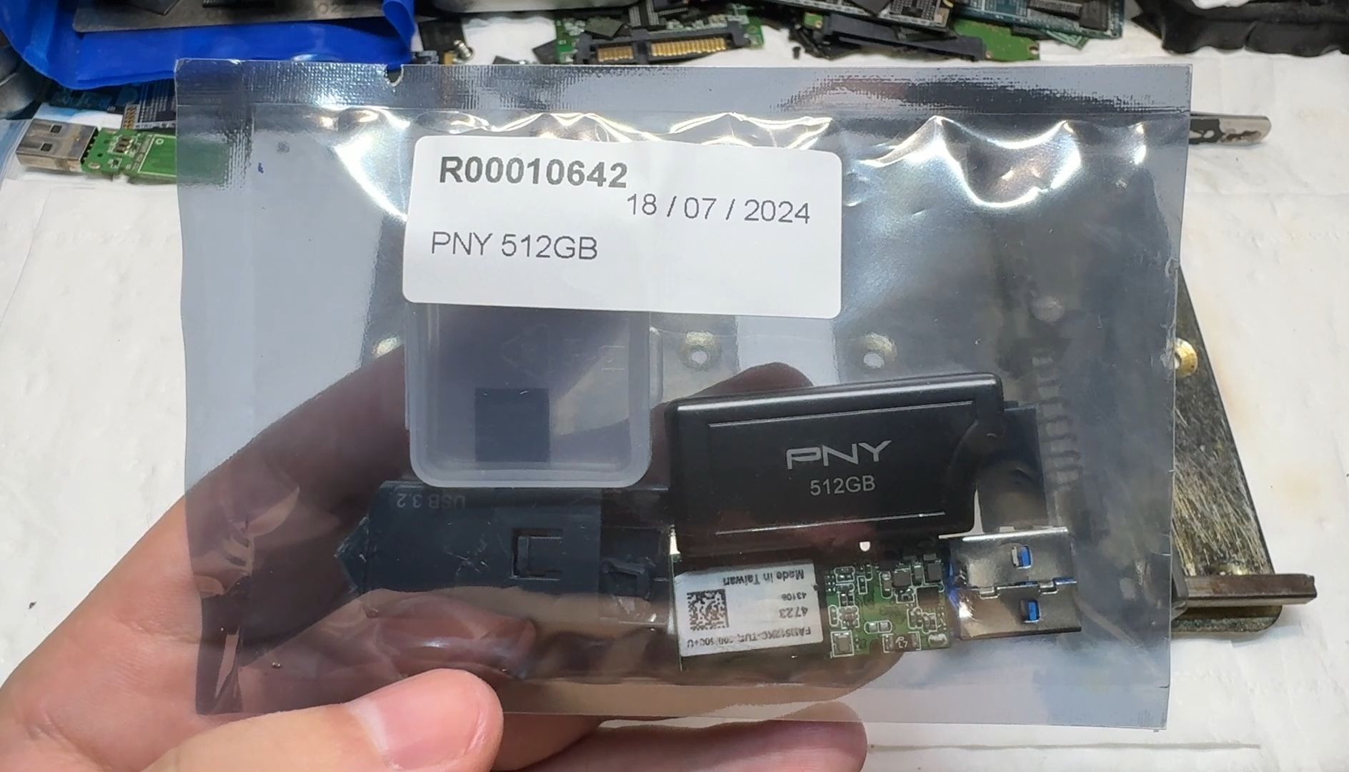 法国技师绕地球半圈给我送来一个料板极其稀有的U盘 修好就能收欧元了？-小飞机DIY-小飞机DIY-哔哩哔哩视频