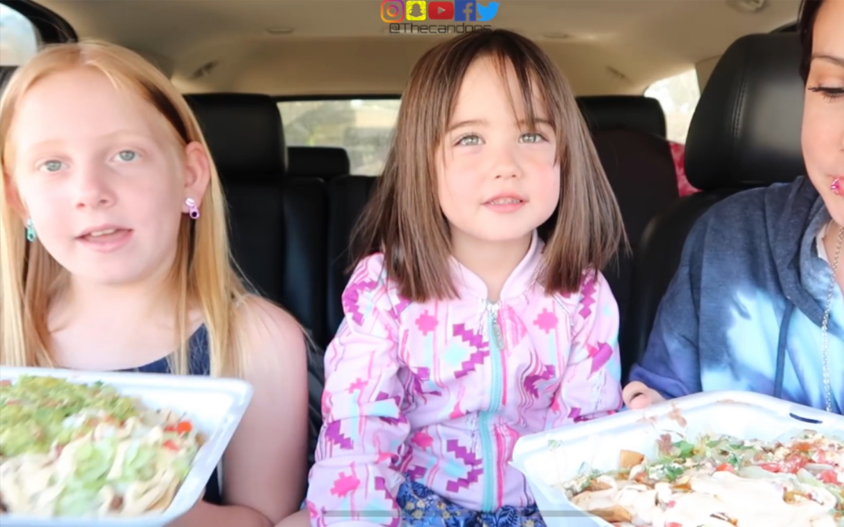 【candoos家庭】吃播更新 小妹与三姐妈妈在车里边吃美味的辣味干酪玉米脆饼_哔哩哔哩_bilibili