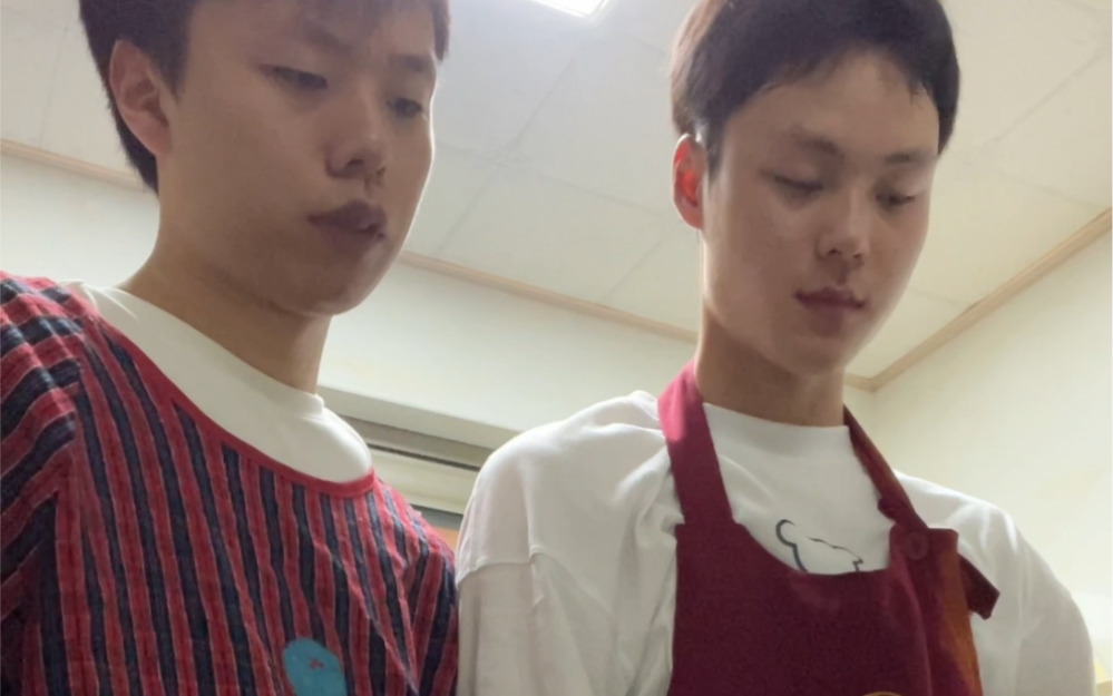 教18岁的弟弟炒菜,把我气的心肌梗塞了!!! 哔哩哔哩