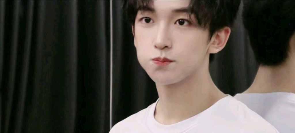 【黄子弘凡】他好疯好帅我好爱 听到小提听嗨了去弹琴-Stayyy8421-我老公（确信）🧡🩷 ️-哔哩哔哩视频