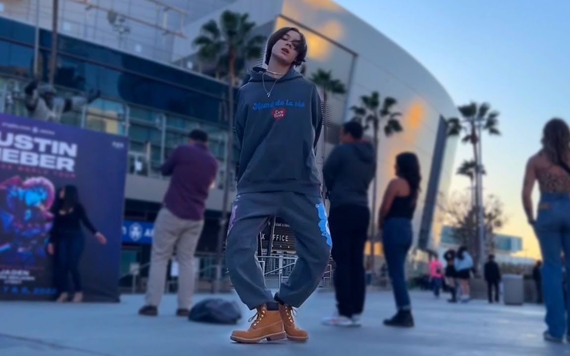 JJ在比伯LA演唱会前激动地在街头起舞｜JJ [Guerrilla Stage in LA]｜[Trainee A]_哔哩哔哩_bilibili