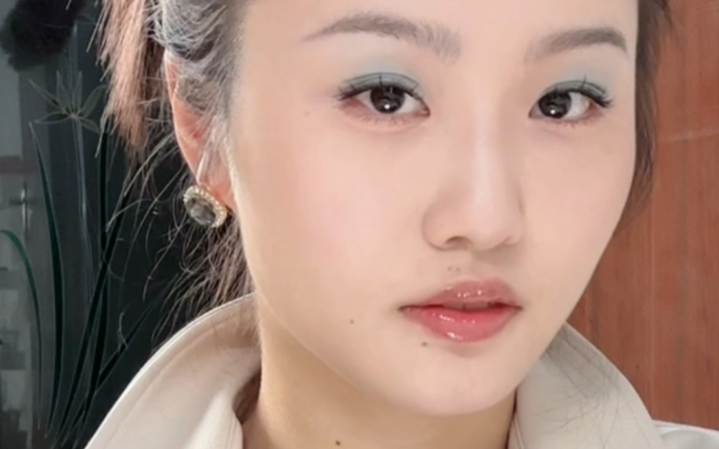 蓝色眼影淡妆,总觉得像一个女演员戏里的妆,记不起来了 哔哩哔哩
