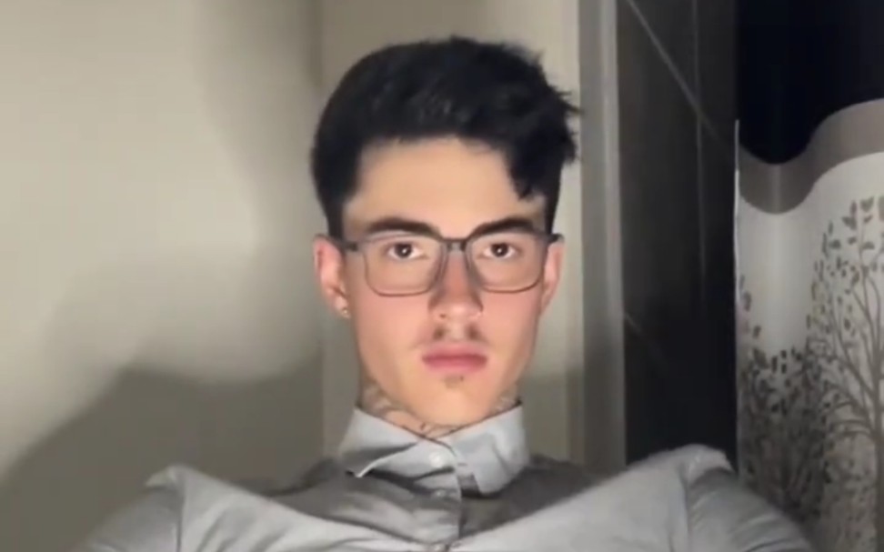 推特网红 【Jakipz】来自加拿大的24岁蟒蛇少年