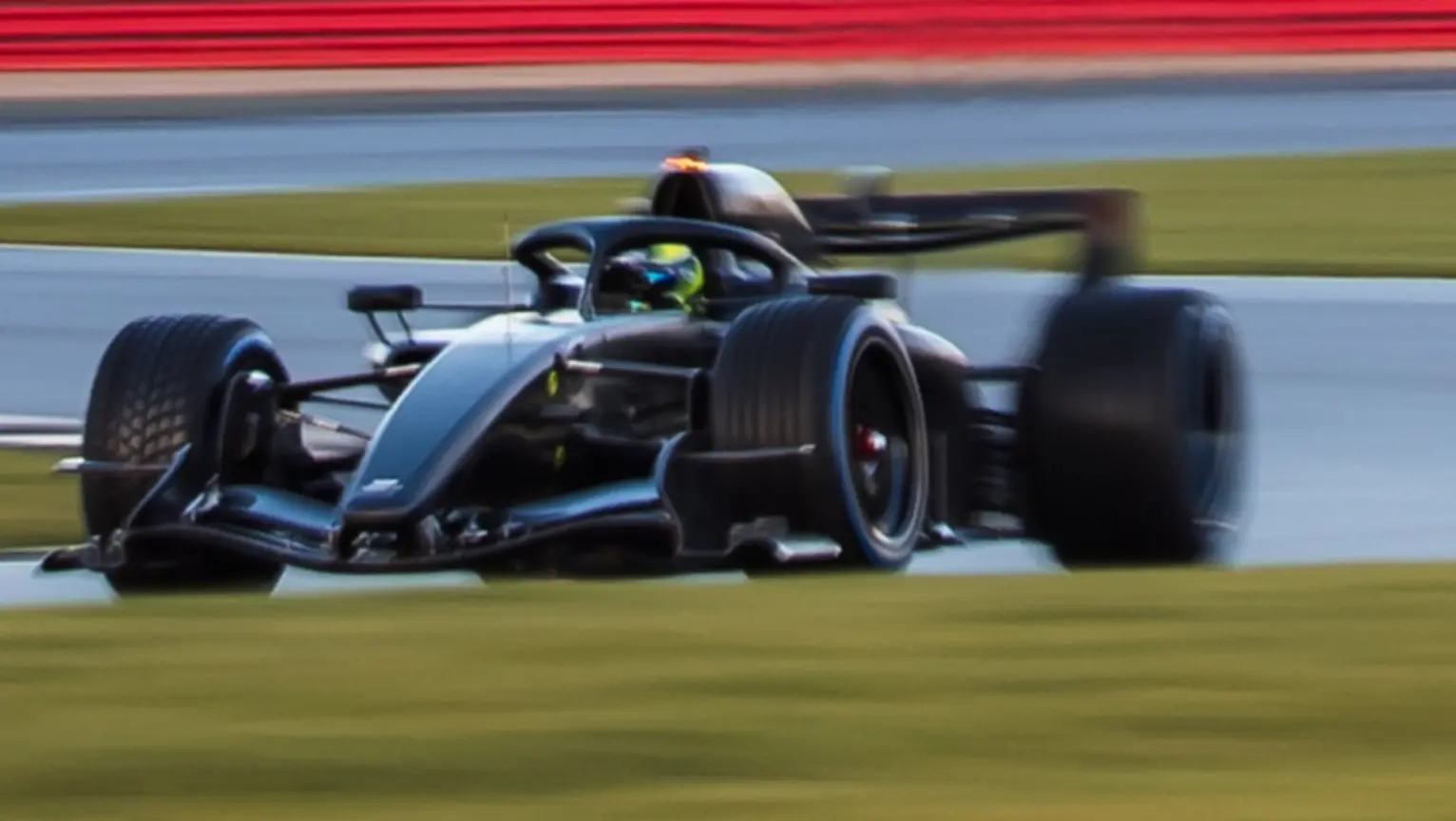 凯迪拉克F1赛车在银石完成赛道首航_哔哩哔哩_bilibili