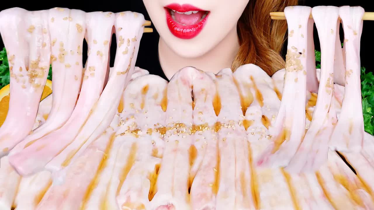 beef spine bone marrow eating sounds 吃牛背脊房间咀嚼,--_哔哩哔哩_bilibili